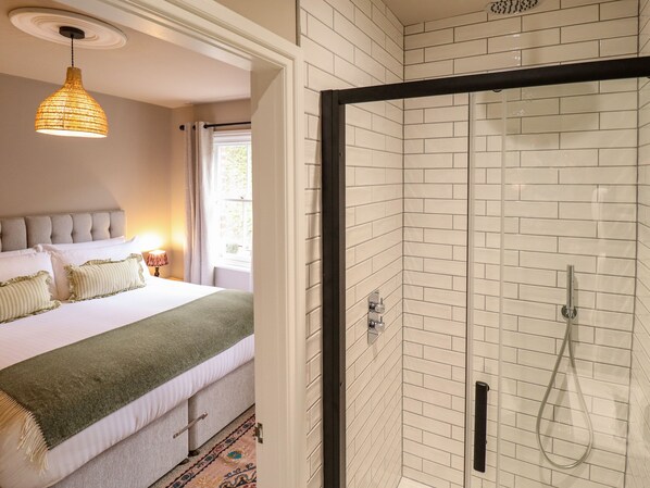 2 quartos, individualmente decorados, individualmente mobiliados