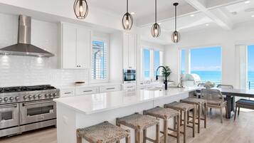 Apartamento em Condomínio Fechado, várias camas, pátio (Viviana #9 - No Pets Allowed) | Cozinha privada | Um frigorífico, um micro-ondas, um forno, uma placa de cozinha