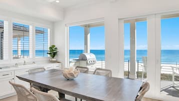 Apartamento em Condomínio Fechado, várias camas, pátio (Viviana #9 - No Pets Allowed) | Restaurantes