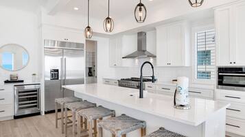 Apartamento em Condomínio Fechado, várias camas, pátio (Viviana #9 - No Pets Allowed) | Cozinha privada | Um frigorífico, um micro-ondas, um forno, uma placa de cozinha