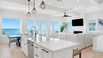 Apartamento em Condomínio Fechado, várias camas, pátio (Viviana #9 - No Pets Allowed) | Cozinha privada | Um frigorífico, um micro-ondas, um forno, uma placa de cozinha