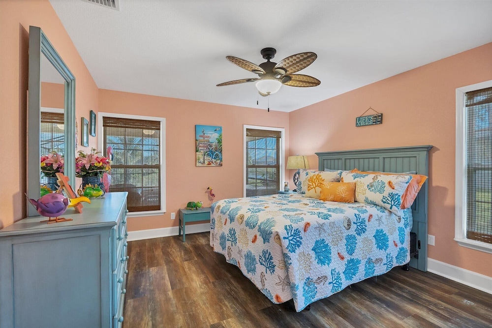 New Listing! Charlotte Harbor Area Resort, 120mi To Disney & 134mi To Universal - Grh766215 - Port Charlotte, FL