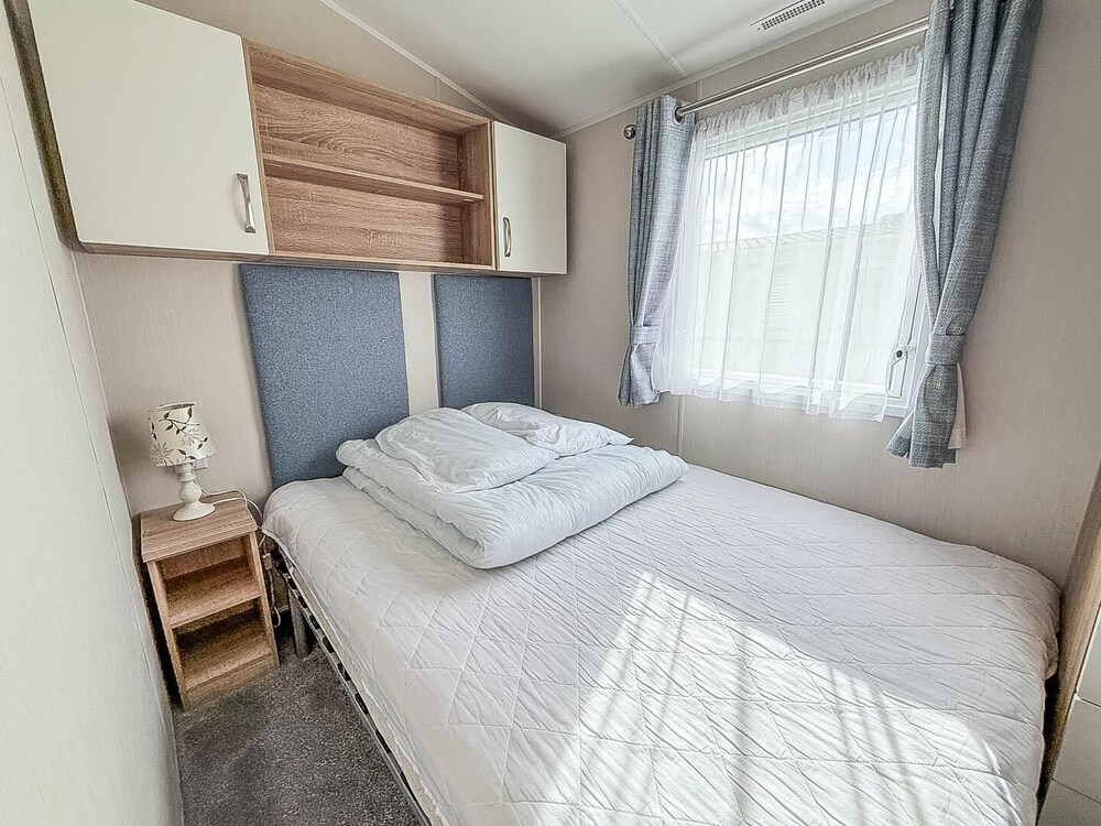 6 berth caravan with stunning sea views and decking to relax on, ref ...