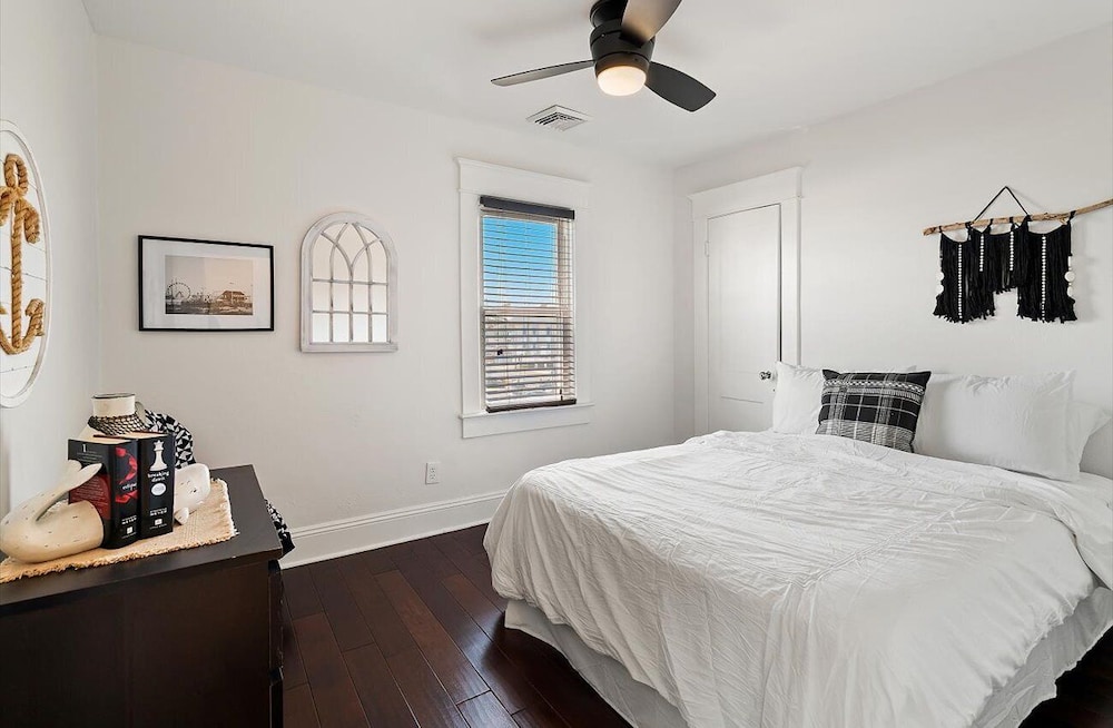 Oceanfront Escape Just Steps to Beach & Boardwalk with 4 beach badges 2 ...