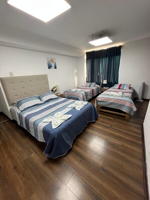 Quarto Quádruplo Familiar | Edredões de penas, com mobília individualizada, secretária 