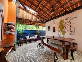 Um restaurante com teto de madeira, piso de pedra e um mapa na parede.