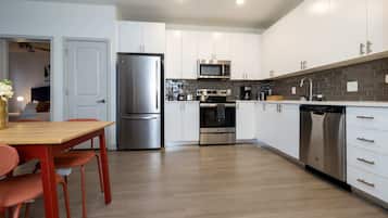Apartamento luxo, 2 quartos, para não fumantes | Cozinha privada | Geladeira, micro-ondas, fogão, cooktop