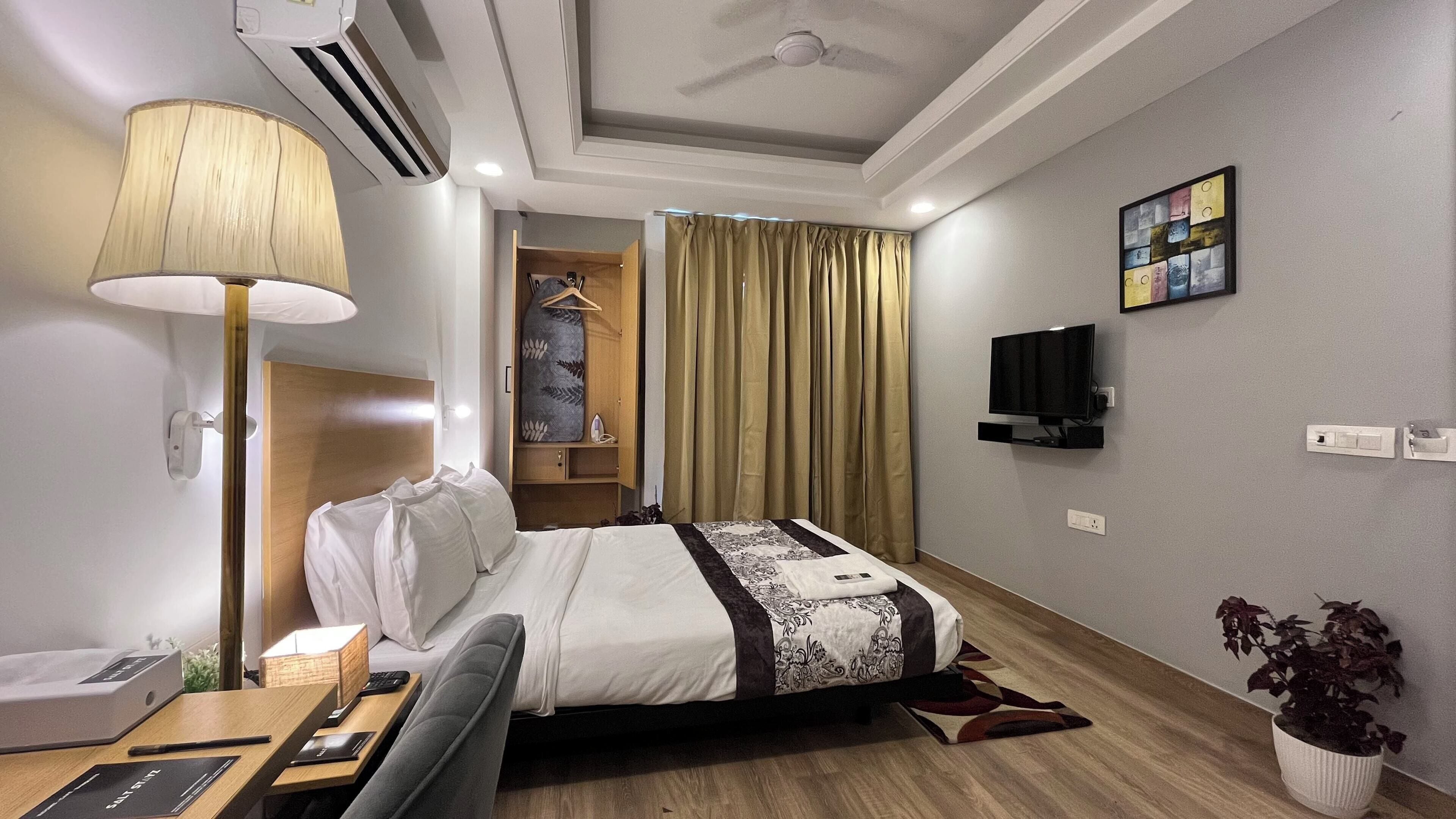 Quarto casal luxo, 1 quarto, vista para a cidade | Roupas de cama premium, cofres nos quartos, escrivaninha