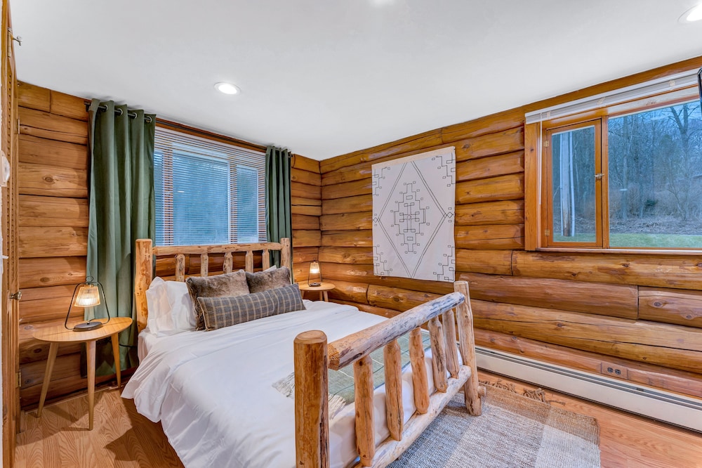 5BR Lux Log Mansion w Legendary Amenities & Pool! - Monroe County | Vrbo