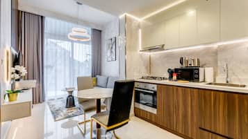 Apartamento Premier, 1 quarto, varanda, vista para o canal | Cozinha privada | Um frigorífico/congelador grande, um micro-ondas, um forno
