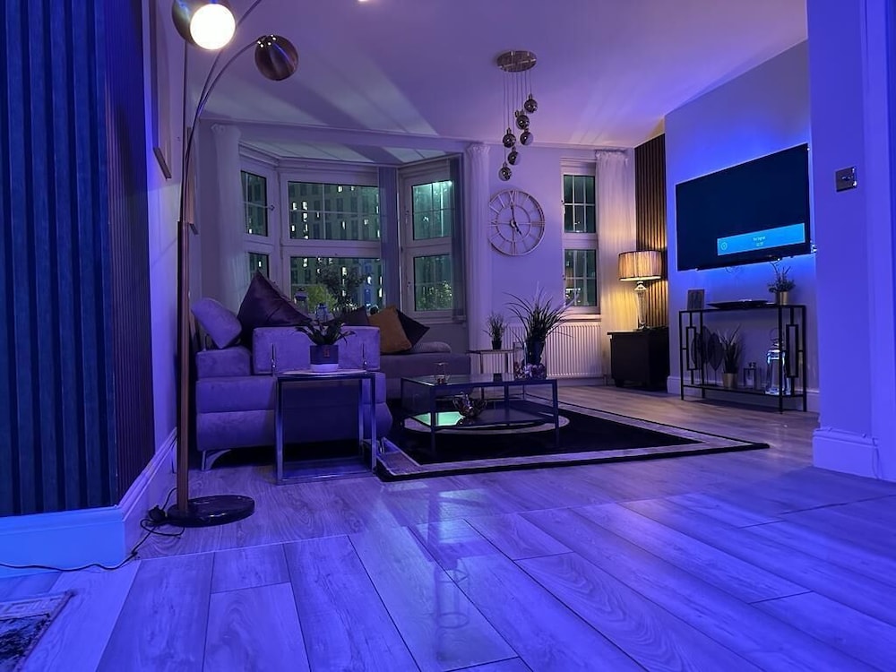 Luxury 9ine Lush Jacuzzi Apartment With Balcony - Birmingham