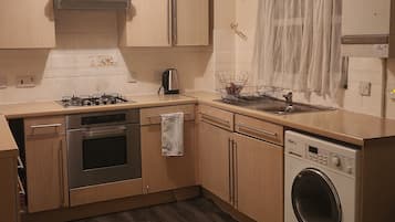 Casa | Cozinha privada | Um frigorífico, um micro-ondas, um forno, uma placa de cozinha