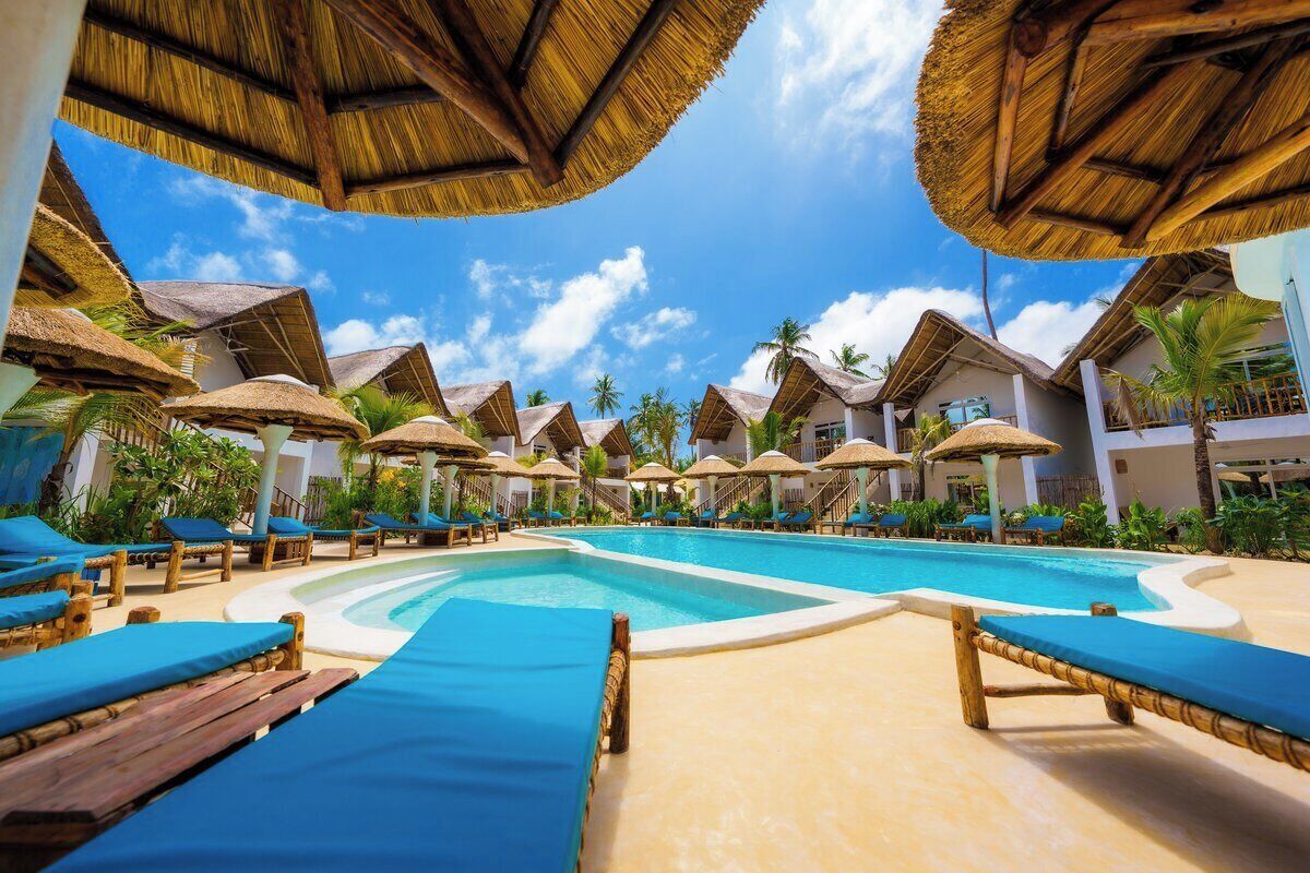 Piscina exterior, guarda-sóis, espreguiçadeiras 