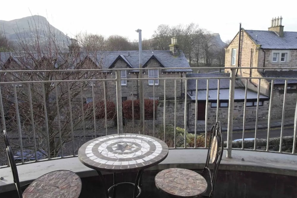 2 Bedroom Apt - Stunning Views, Balcony, Parking - Edinburgh