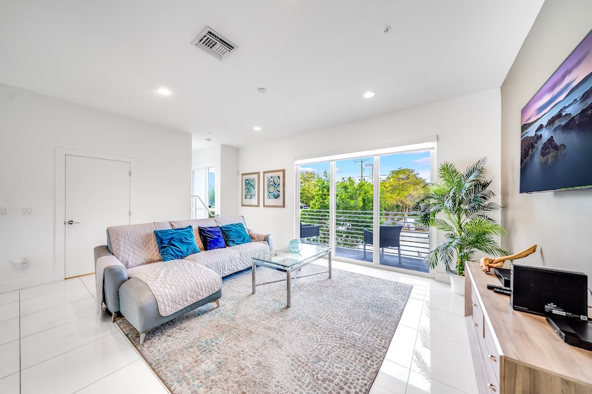 Pool+hot Tub+sauna+gym! 1 Minute Walk To Beach! - Pompano Beach, FL