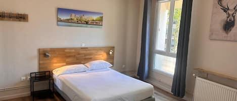 Quarto Duplo Comfort, casa de banho privativa, Vista para a cidade | Roupa de alta qualidade, secretária