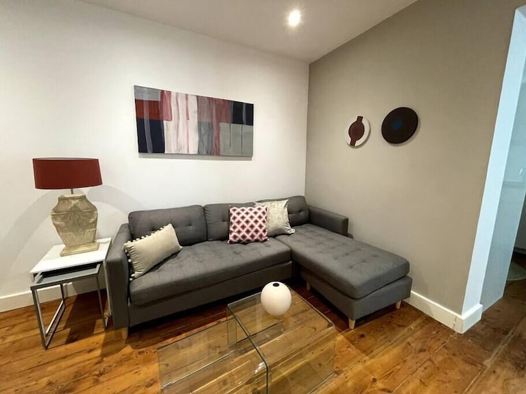 Stylish 2br Contemporary Design, Perfect Vacation - Gibraltar