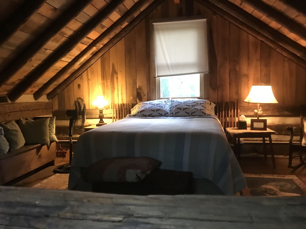 Got Cabin Fever? - The Pretty Petunia - Guilford County | Vrbo