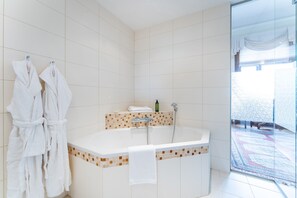 Quarto Duplo Deluxe, 1 cama king-size, vista para o pátio | Casa de banho | Artigos de higiene pessoal grátis, um secador de cabelo 