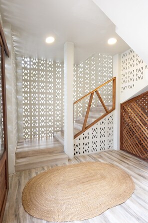 Villa, piscina privativa, vista para o mar | Sala | Televisor de ecrã plano de 32 polegadas com canais digitais