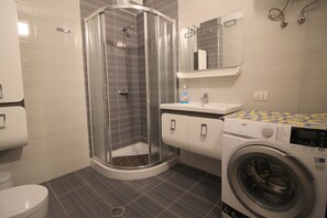 Apartamento | Casa de banho | Um polibã, um secador de cabelo, toalhas fornecidas 
