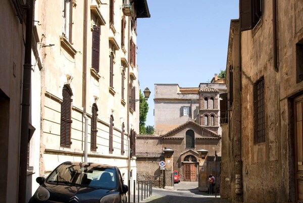 Rome With A Garden Delightful 1 Bedroom Apartment With Private Garden In Historic Trastevere - Monti