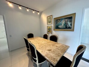 Apartamento superior | Área de estar | Smart TV 32 polegadas com canais digitais, filmes pagos
