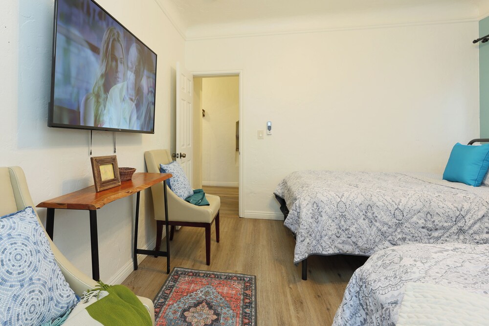 Vibrant Living 1b1b 10 Mins. Drive To Disneyland - Angel Stadium of Anaheim
