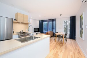 Loft | Cozinha privada | Um frigorífico, um micro-ondas, um forno, uma máquina de lavar louça 