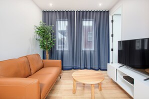 Apartamento | Sala de estar | Televisor de ecrã plano de 50 polegadas com canais digitais 