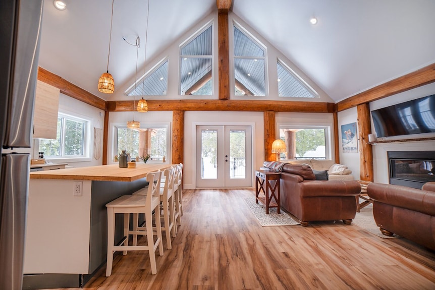 Cedar Log Cabin | Sleeps 7 | Mountain Views | Near Manning Park - Sunshine Valley