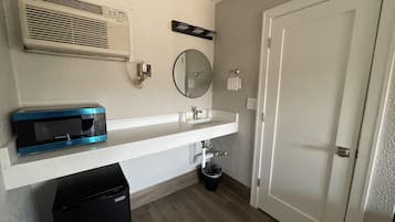 Quarto luxo | Banheiro | Chuveiro, produtos de toalete grátis, secador de cabelo