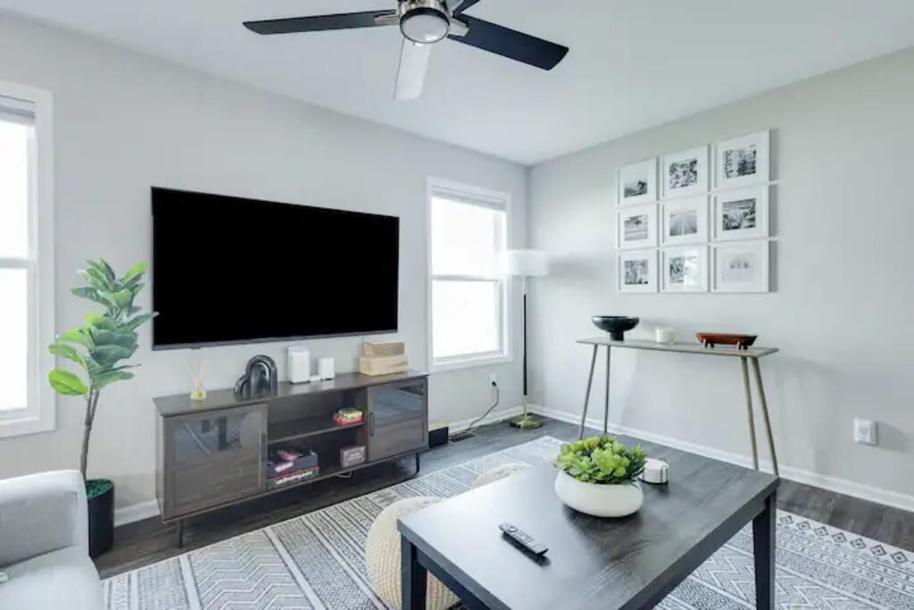 Modern, Spacious Whole Unit Traveler's Home! - Fort Wayne, IN