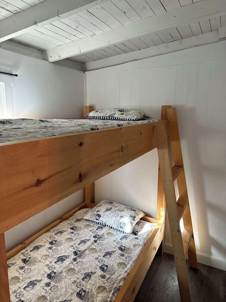 Seaman's Cottage #1 In Summerville Center - Pet Friendly! - Nova Scotia