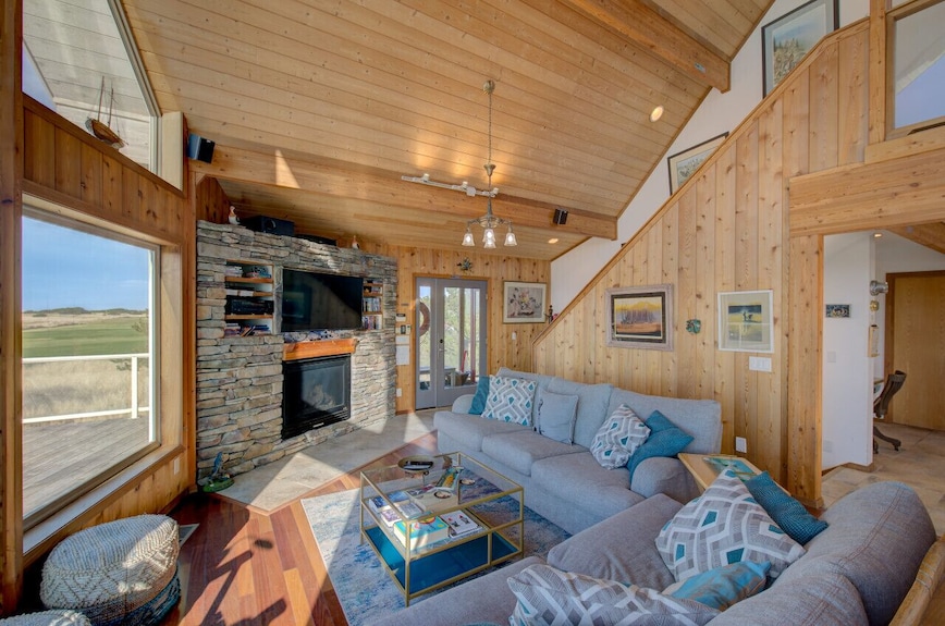 New Julie's Stuga-oceanfront With Stunning Deck And Private Access To Beach - Ocean Park, WA