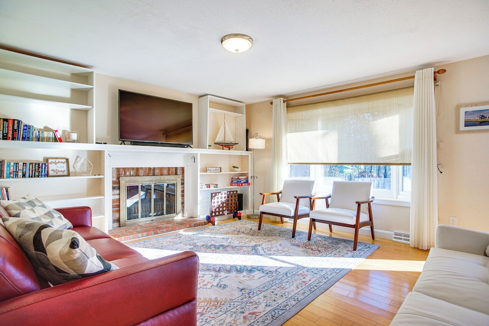 Chatham Home W/ Spacious Deck: 2 Mi To Beaches! - Chatham, MA