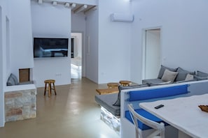Vila superluxo, 3 quartos, piscina particular, de frente para o mar | Sala de estar | Smart TV 55 polegadas com canais digitais, lareira, Netflix