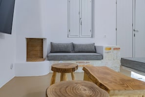 Vila superluxo, 2 quartos, piscina particular, de frente para o mar | Sala de estar | Smart TV 55 polegadas com canais digitais, lareira, Netflix