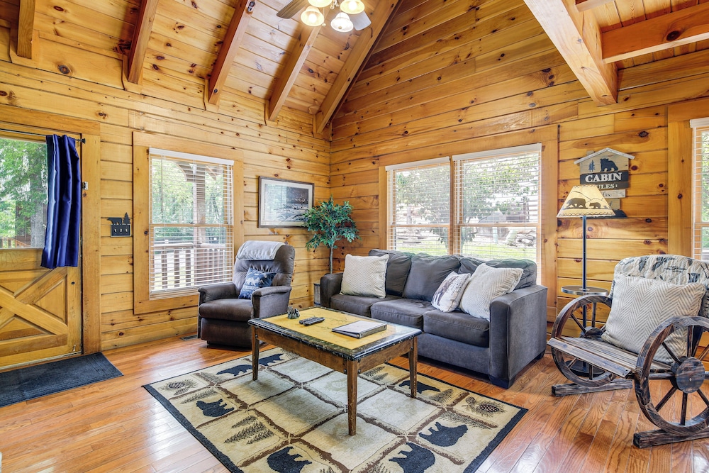 Pigeon Forge Cabin: Premier Location & Hot Tub - Pigeon Forge, TN