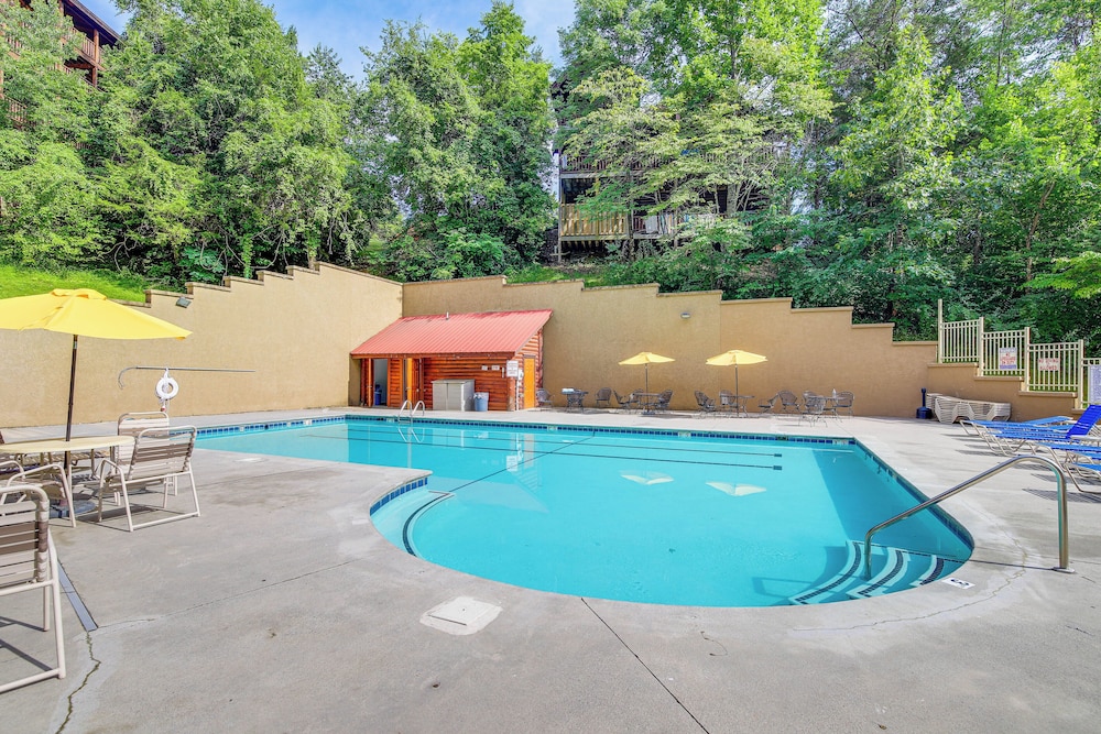 Pigeon Forge Cabin: Premier Location & Hot Tub - Pigeon Forge, TN