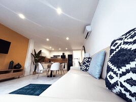 Apartamento família, 1 cama Queen e sofá-cama, no piso térreo | Área de estar | TV LED