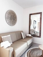 Quarto executivo, 1 cama Queen e sofá-cama, para não fumantes, sacada | Área de estar | TV LED