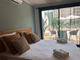 Apartamento família, 1 cama Queen e sofá-cama, no piso térreo | Roupas de cama premium, cofres nos quartos, cortinas blackout