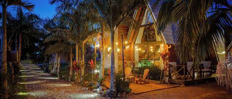 Fachada da propriedade à noite