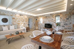 Villa, banheira de hidromassagem grande, vista para o mar | Refeições no quarto