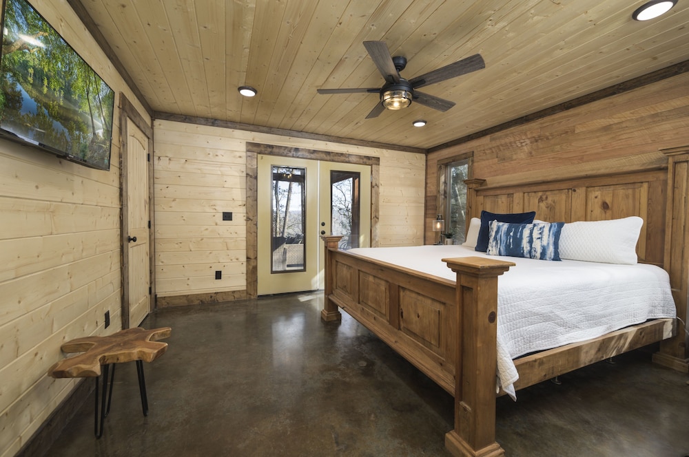 5 BR Cabin ON THE RIVER with PRIVATE ISLAND access, kayaks included ...