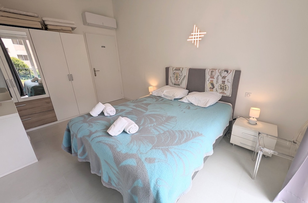 Ref Jas Palmes D Or Properties - 주엉 레 빵