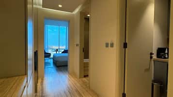 Roupas de cama premium, cofres nos quartos, escrivaninha