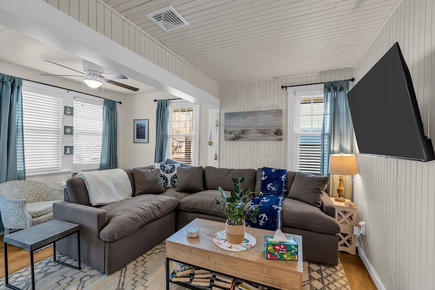 Entire Cottage. 2.5 Blocks 2 Beach. Bbq Grill. 4 Beach Badges. - Seaside Heights, NJ