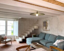 Casa com design assinado | Área de estar | TV 80 cm com canais de TV premium, Netflix, pisos aquecidos